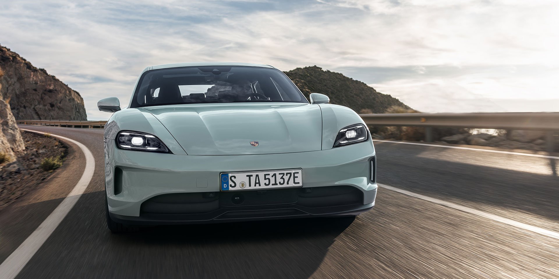 ポルシェ 新型「タイカン」発表 航続距離は最大678kmにアップ | 中古車なら【グーネット】