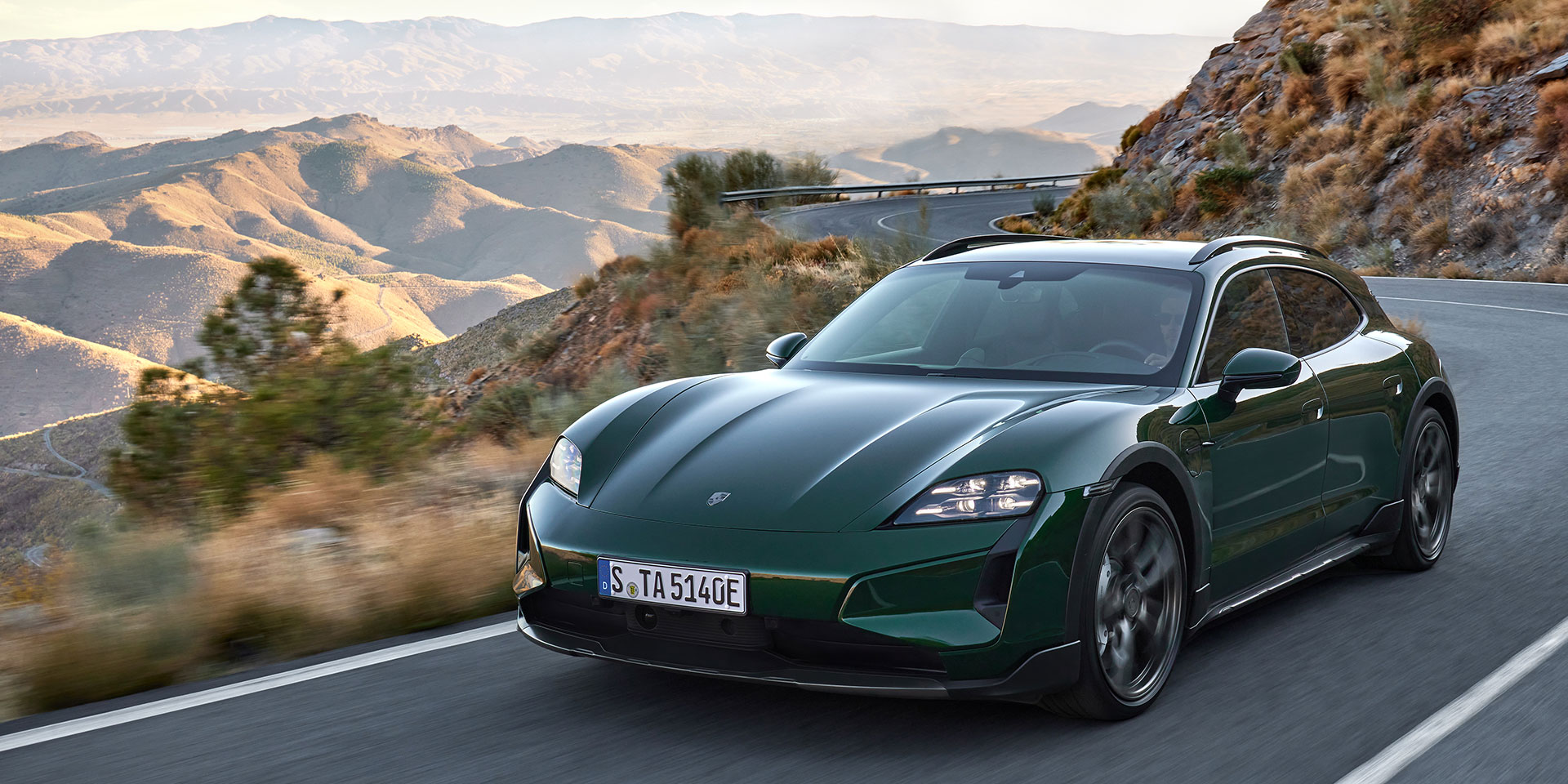 ポルシェ 新型「タイカン」発表 航続距離は最大678kmにアップ | 中古車なら【グーネット】