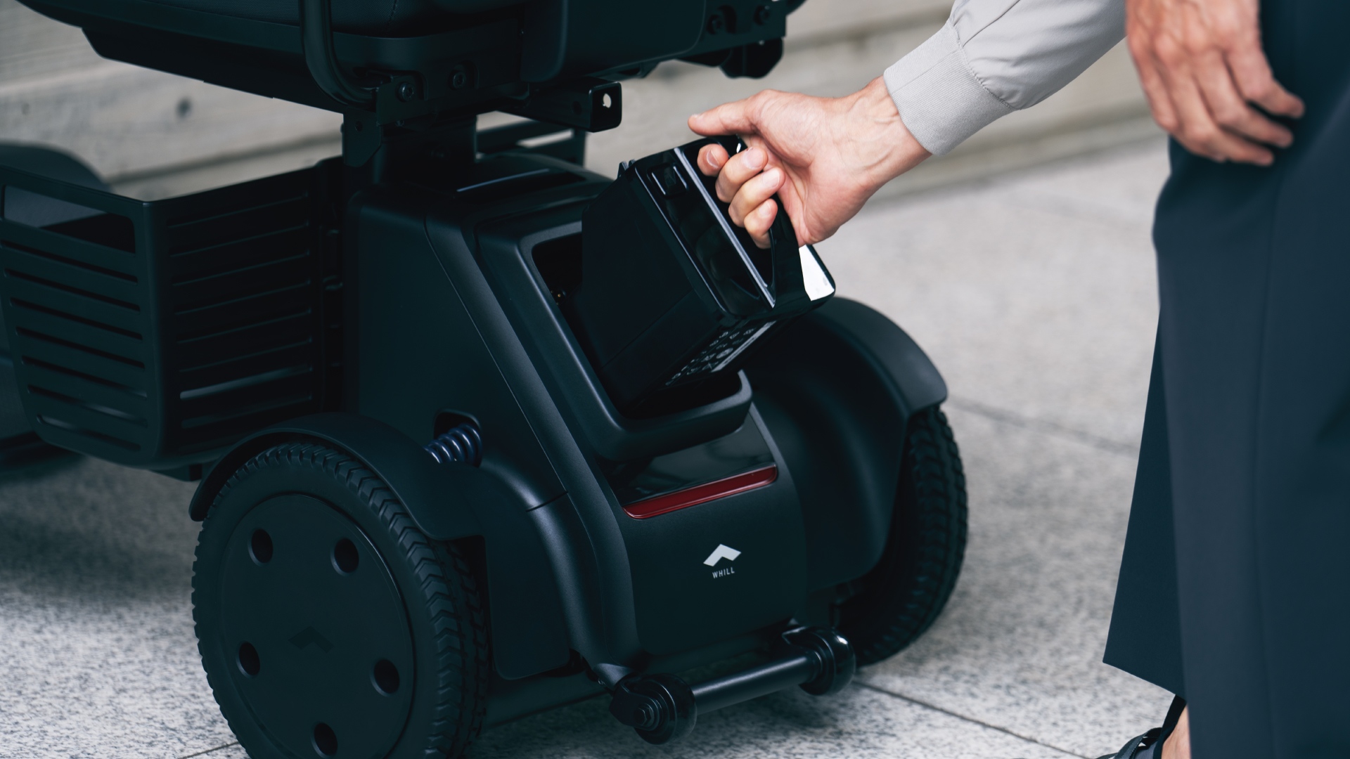 WHILL 新型モビリティ「ウィル モデルR」発売 着脱式バッテリー採用でより使いやすく | 中古車なら【グーネット】