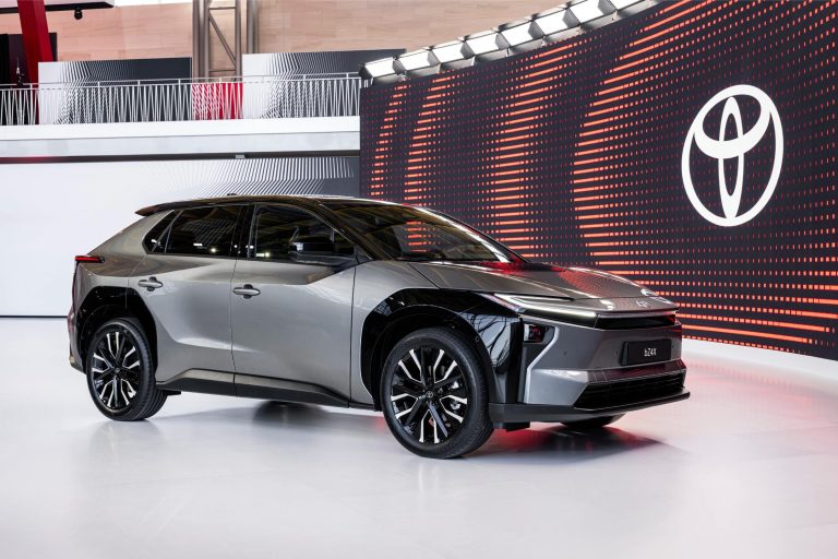 トヨタ 新型BEV「C-HR+」「bZ4X」世界初披露！ヨーロッパのBEV展開を強化 | 中古車なら【グーネット】