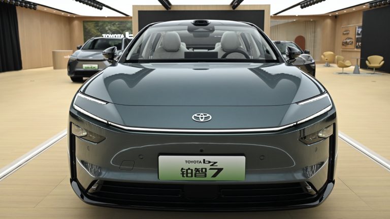 トヨタ 新型BEV「bZ7」世界初公開 インパクト大の全長5m超級セダン | 中古車なら【グーネット】